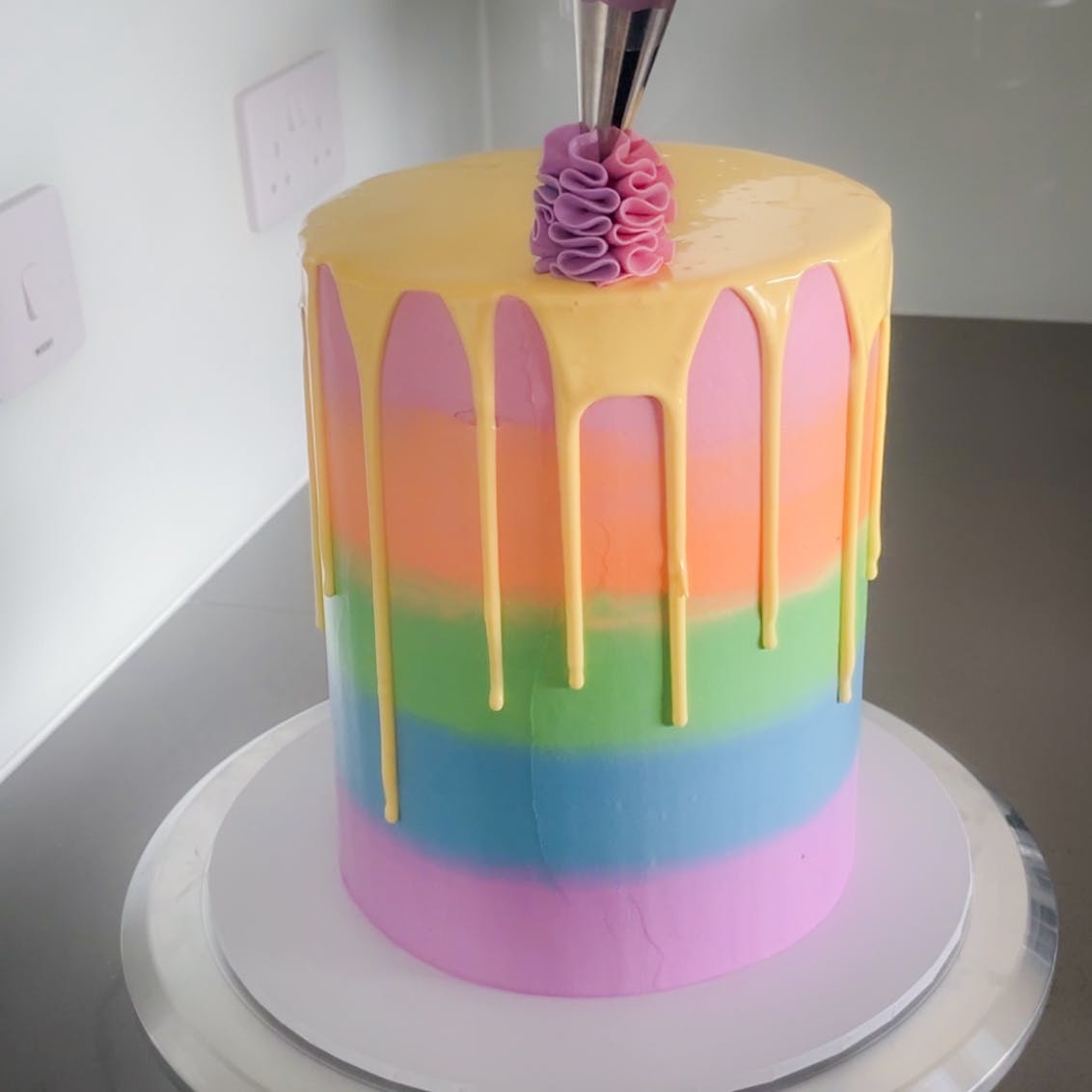 How to Frost a Rainbow Cake | LoveCrafts