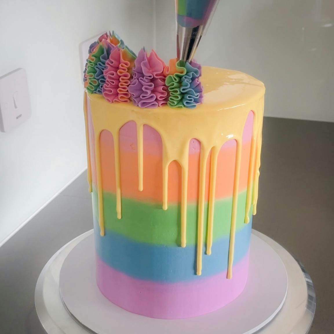 How to Frost a Rainbow Cake | LoveCrafts