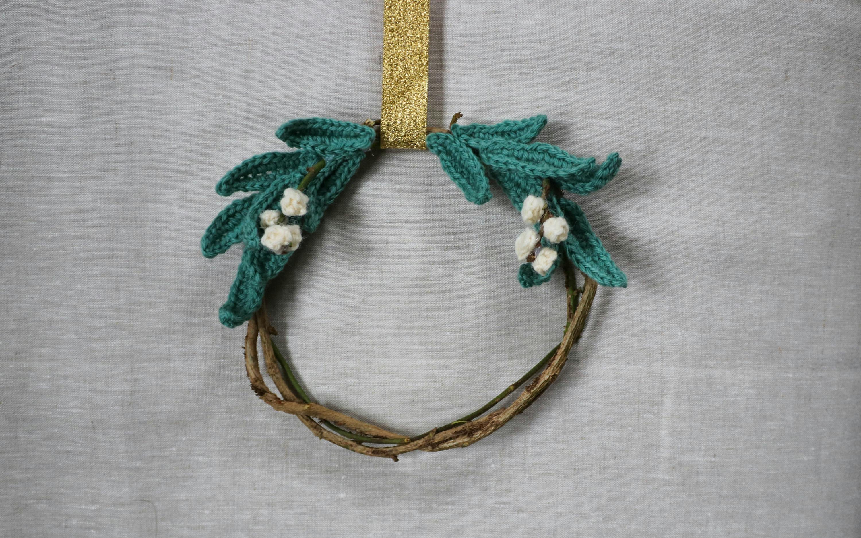 Make a Mistletoe Wreath | LoveCrafts