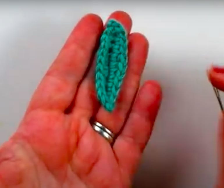 Make a Mistletoe Wreath | LoveCrafts