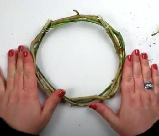 Make a Mistletoe Wreath | LoveCrafts