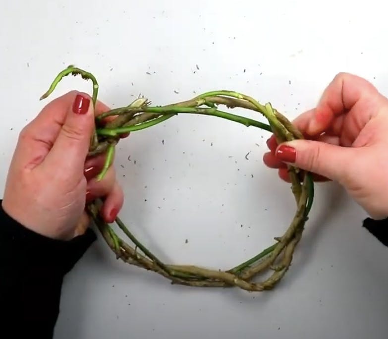 Make a Mistletoe Wreath | LoveCrafts
