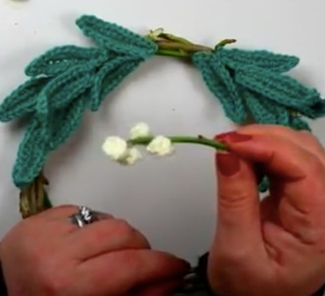 Make a Mistletoe Wreath | LoveCrafts